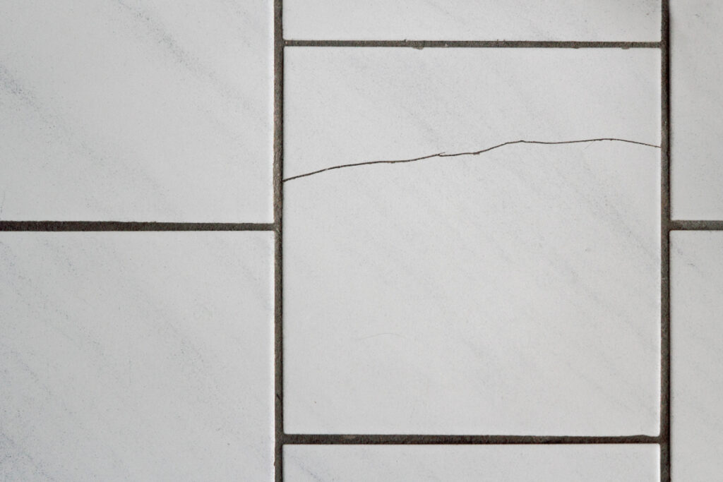 Haarrisse, Setzrisse, Spannungsrisse - Fliesen-Onlineshop24 Magazin