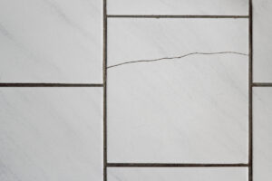 Haarrisse, Setzrisse, Spannungsrisse - Fliesen-Onlineshop24 Magazin